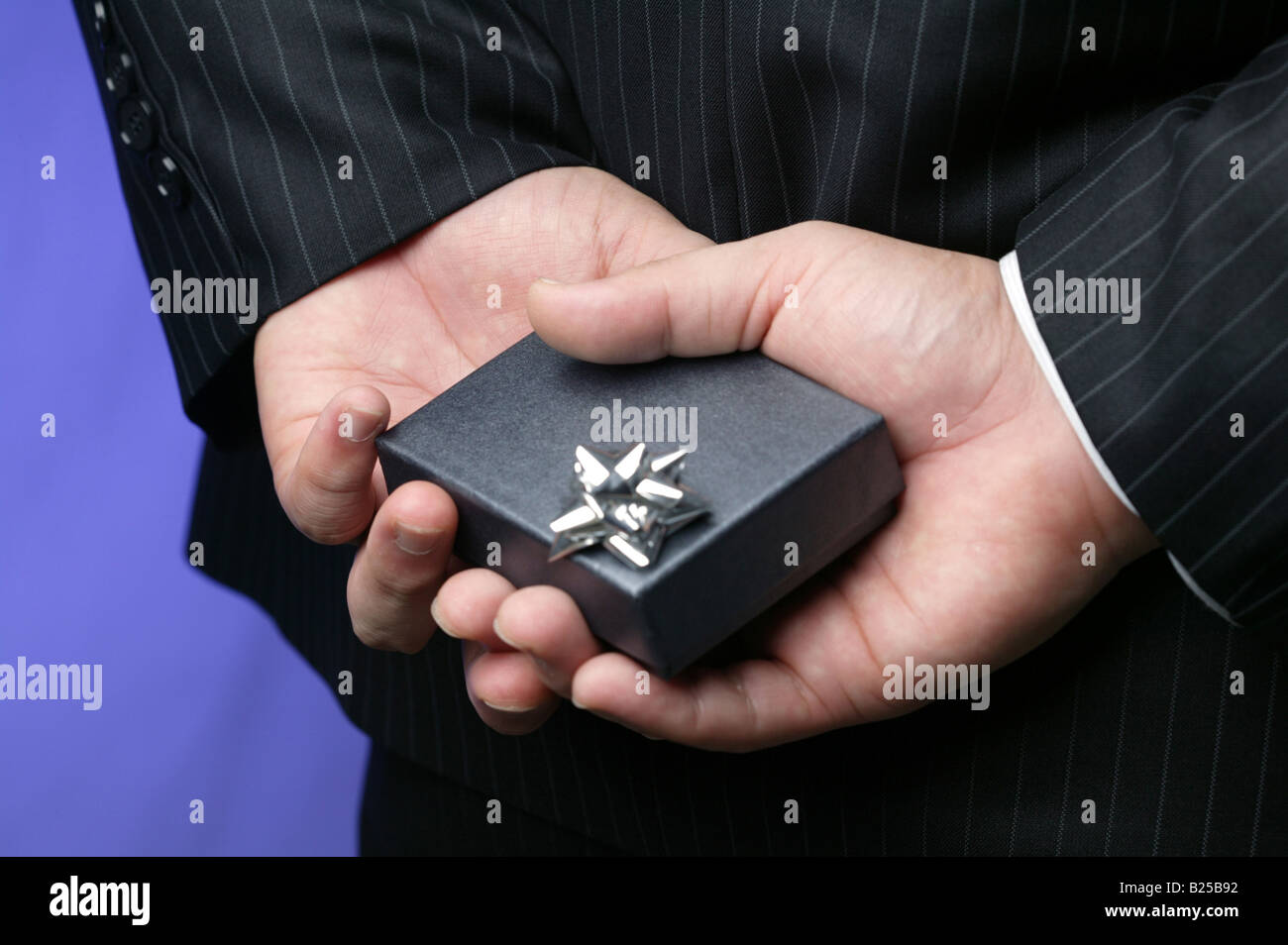 Hand holding present Stock Photo - Alamy