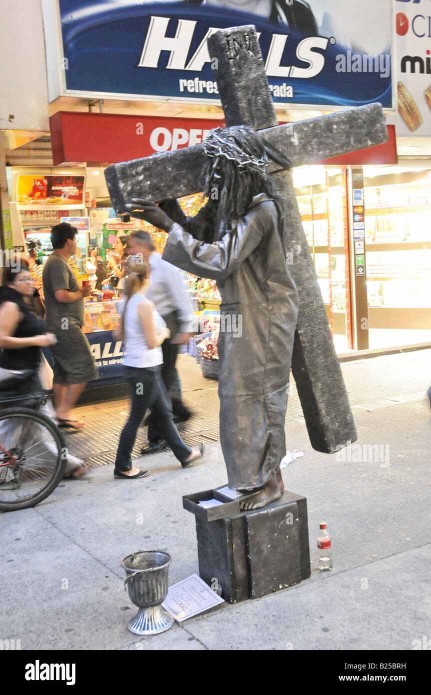 pose; man; male; painted; paint; gray; grey; [human statue]; tourist ...