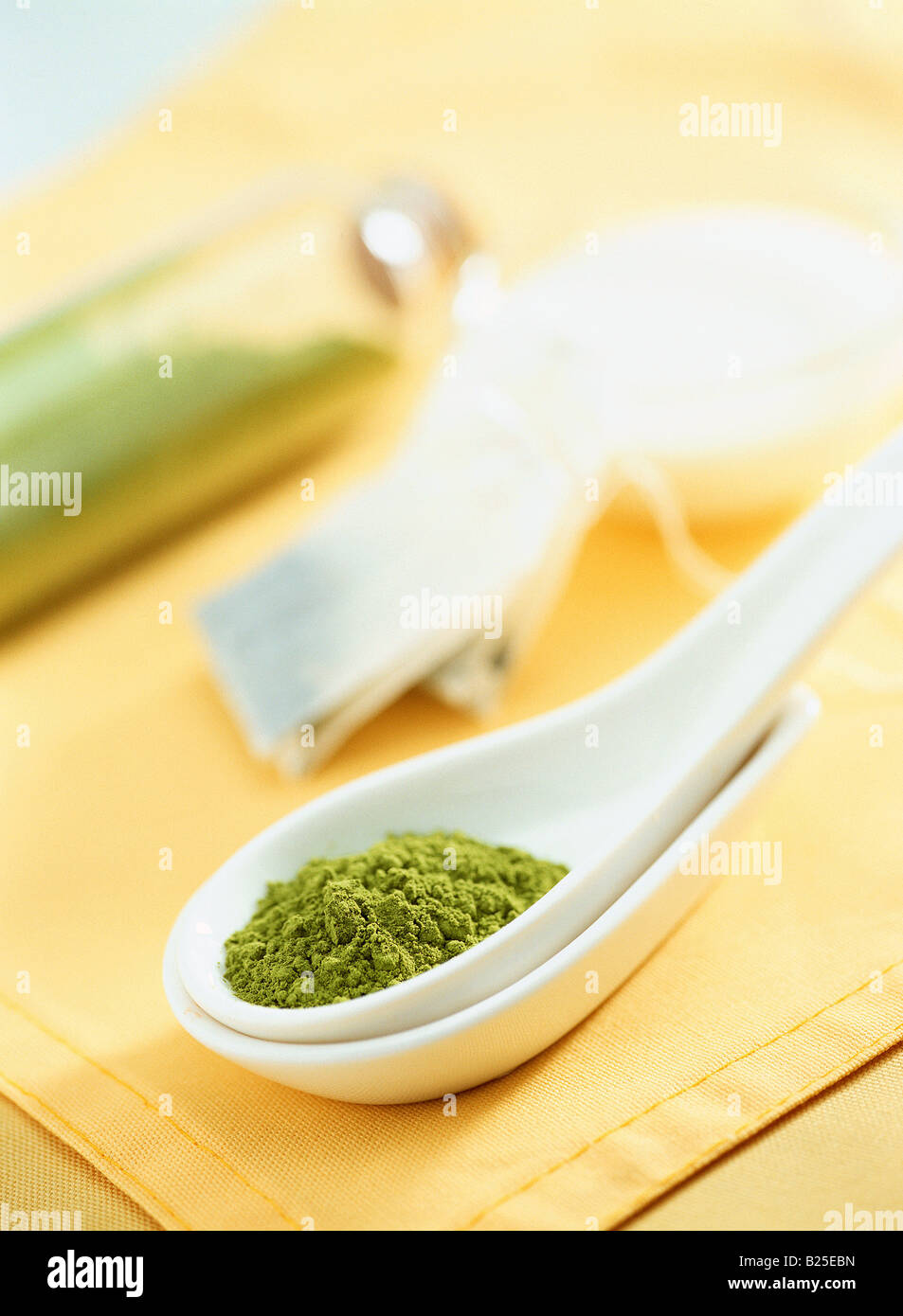 Powder of green tea Stock Photo - Alamy
