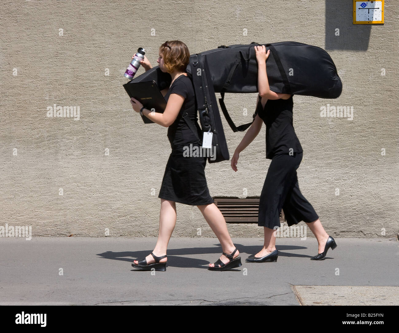 Girls carrying heavy hi-res stock photography and images - Alamy