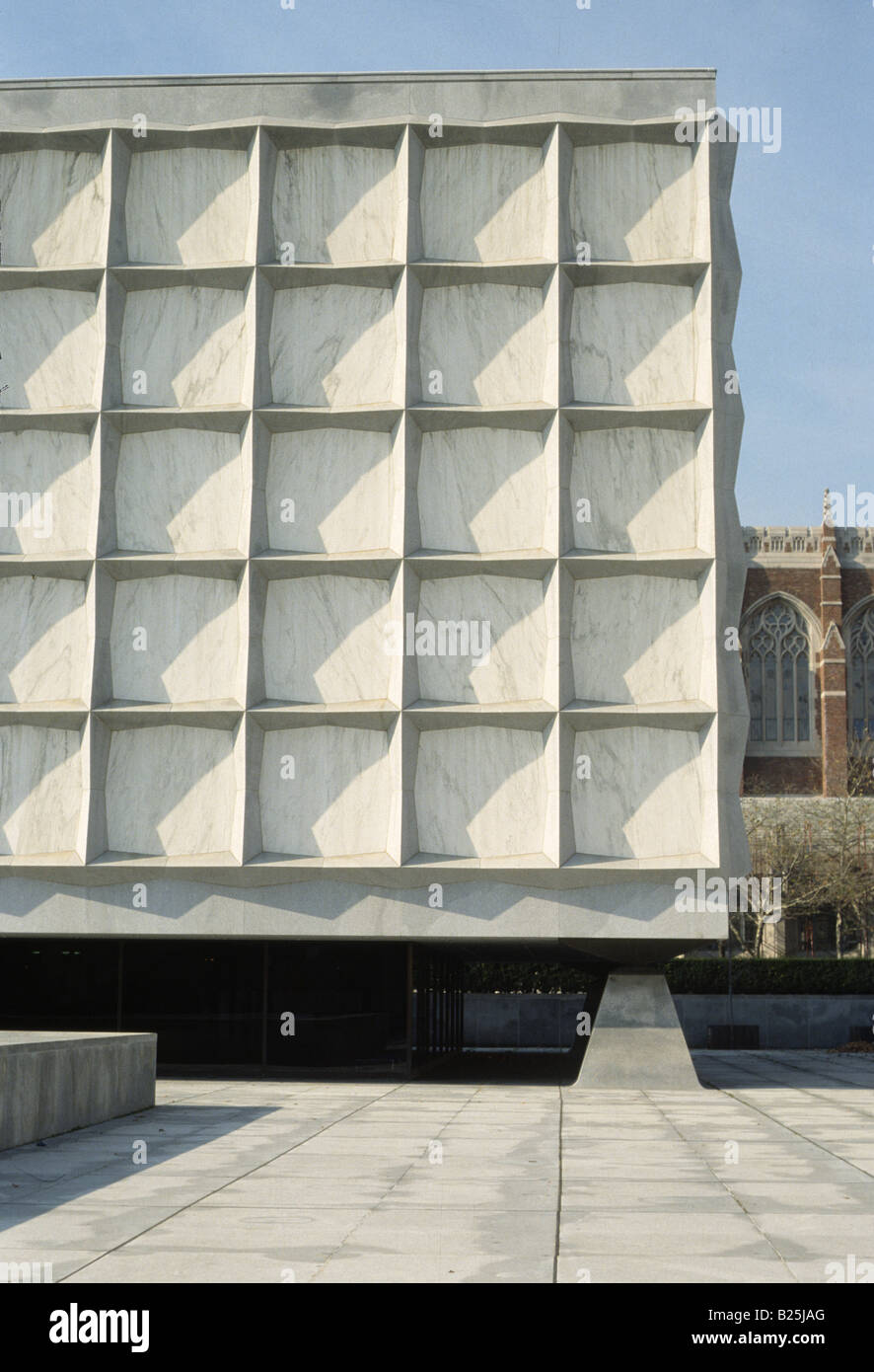 exterior of marble windowless Beinecke Library at Yale University Stock ...
