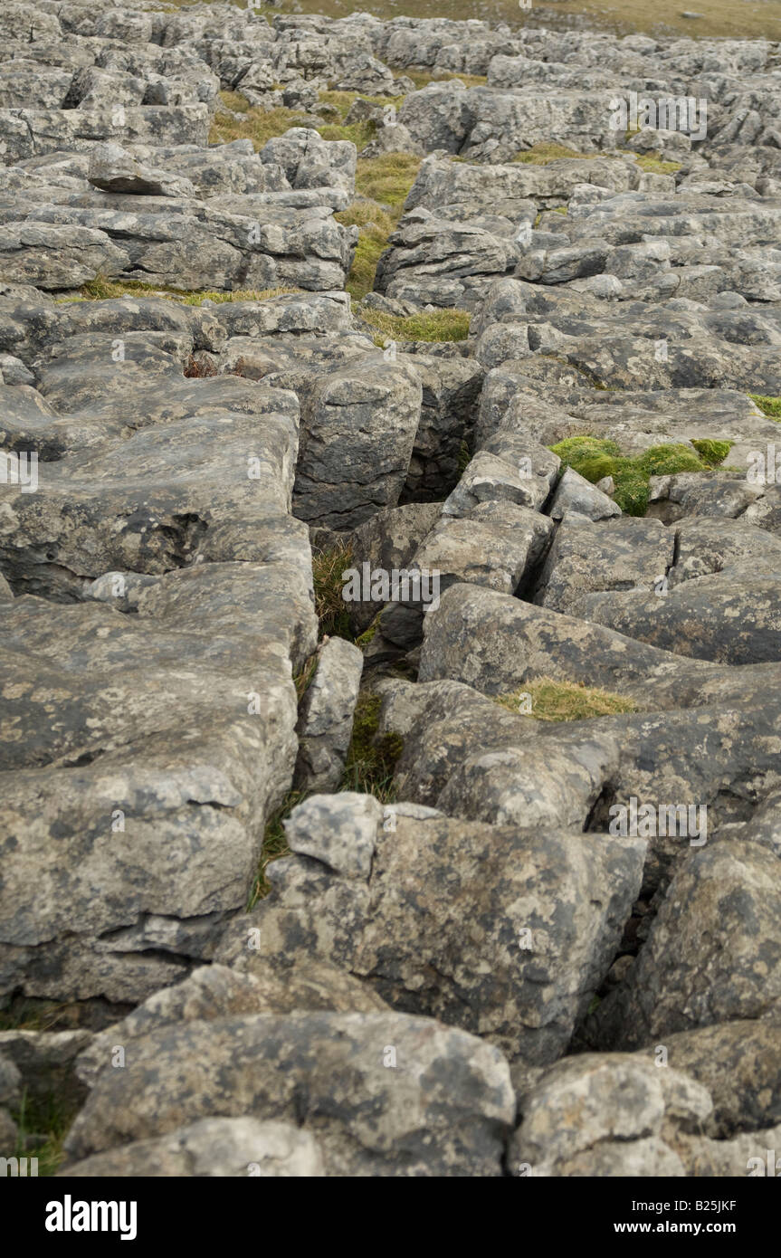 Limestone formation yorkshire dales hi-res stock photography and images ...
