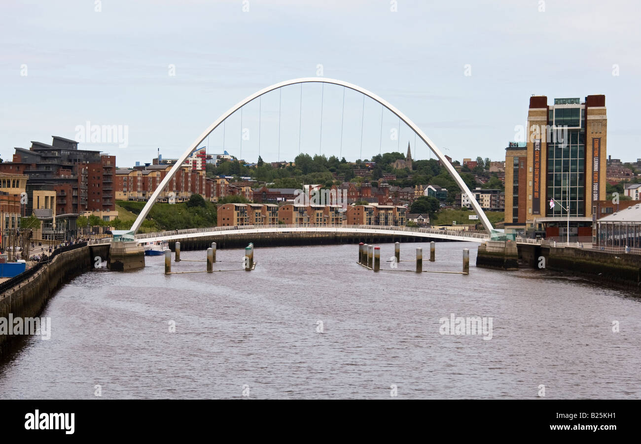 Gateshead Millennium Bridge over River Tyne Stock Photo - Alamy