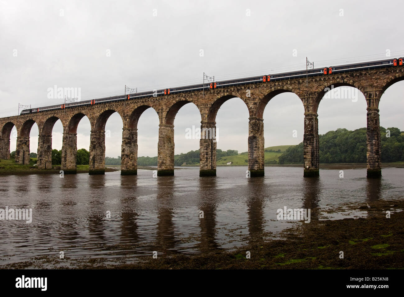 Railway bridge columns hi-res stock photography and images - Alamy