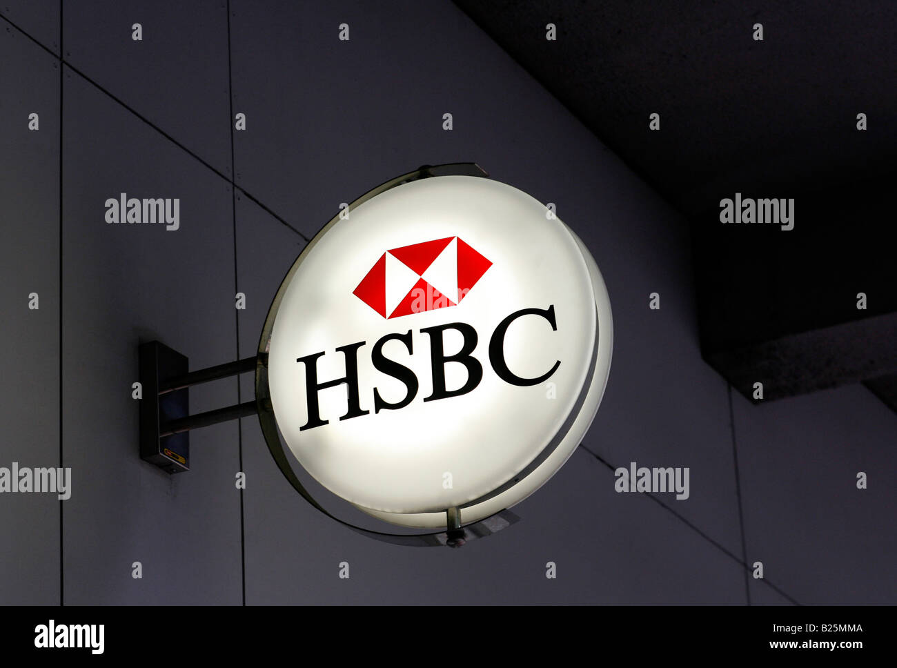 Hsbc bank sign hi-res stock photography and images - Alamy
