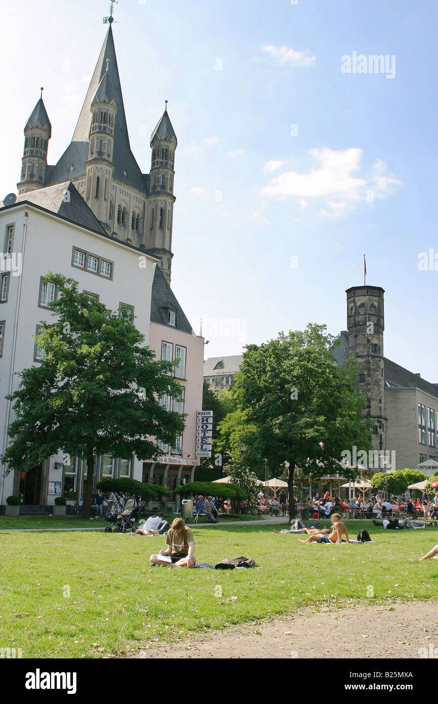 Small park in front of building Stock Photo - Alamy
