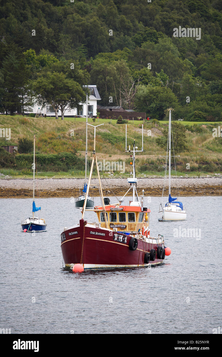 Fishing boat in ullapool harbour hi-res stock photography and images ...