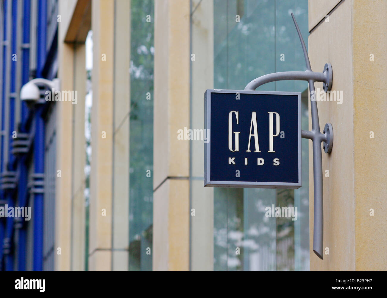 Gap kids sign hi-res stock photography and images - Alamy