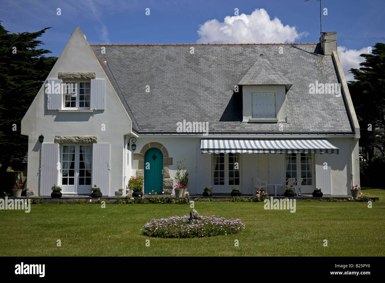 Normandy cottage hi-res stock photography and images - Alamy