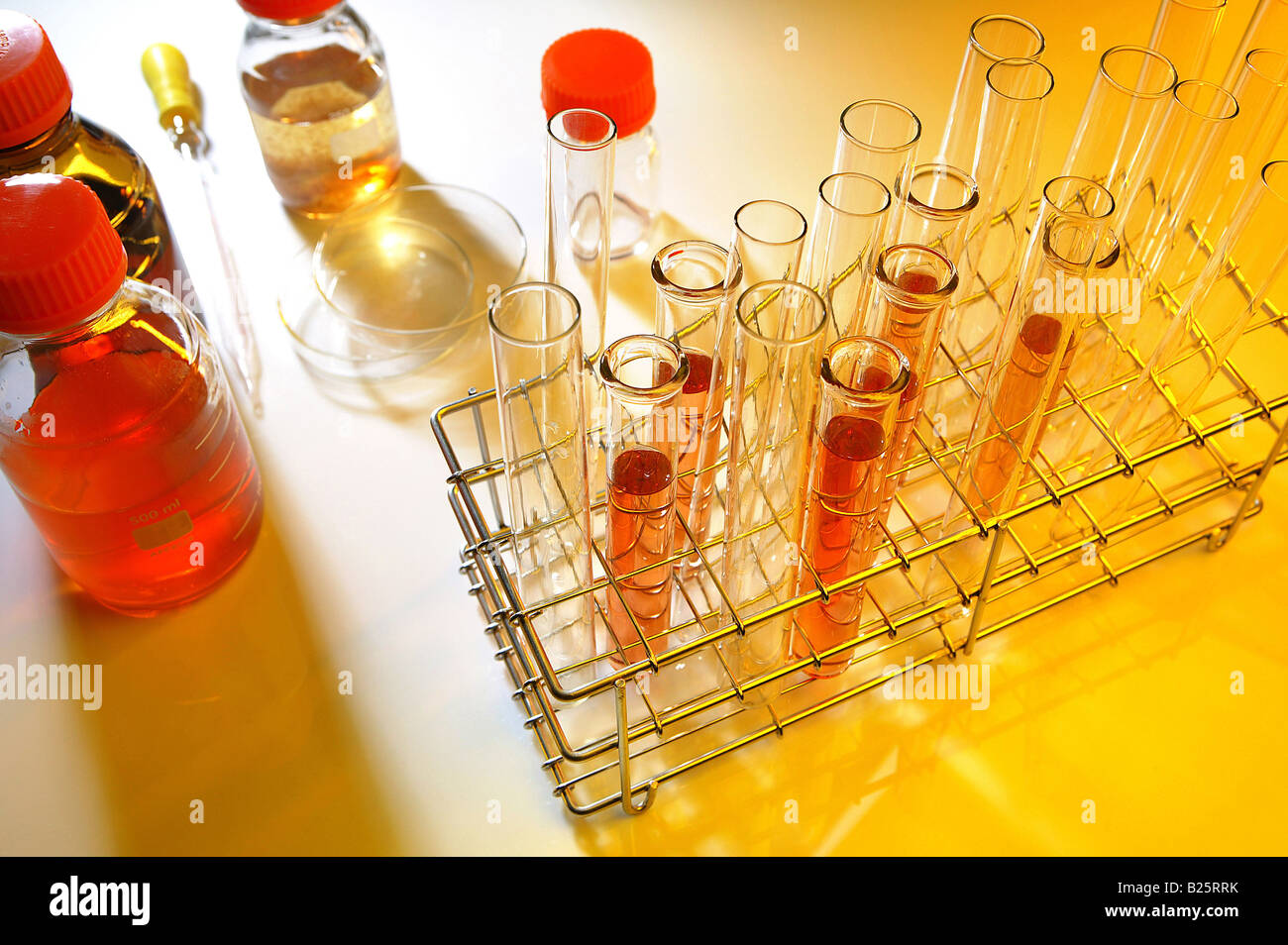 Rack chemistry apparatus glassware hi-res stock photography and images ...