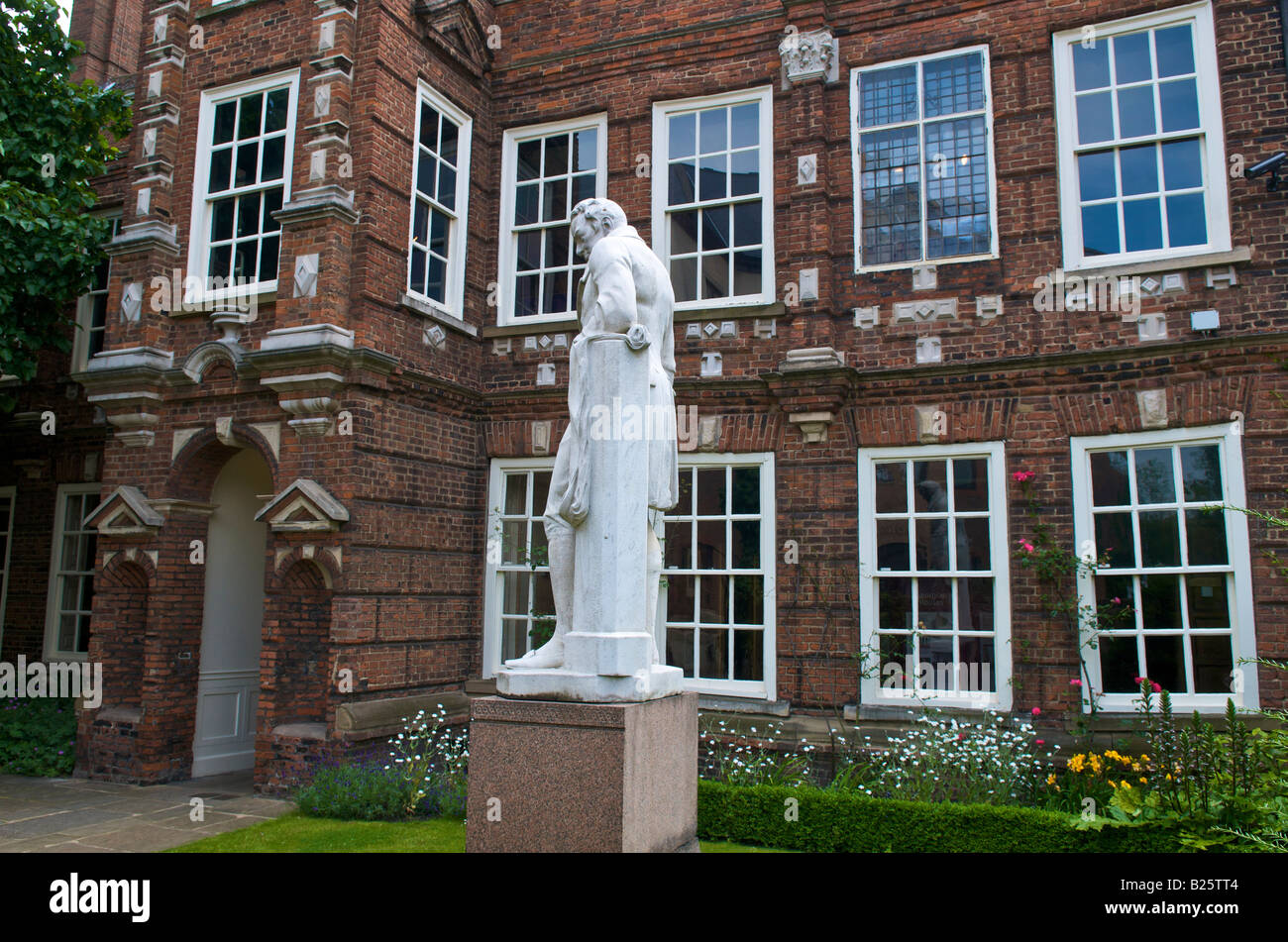 Statue william wilberforce hull hi-res stock photography and images - Alamy