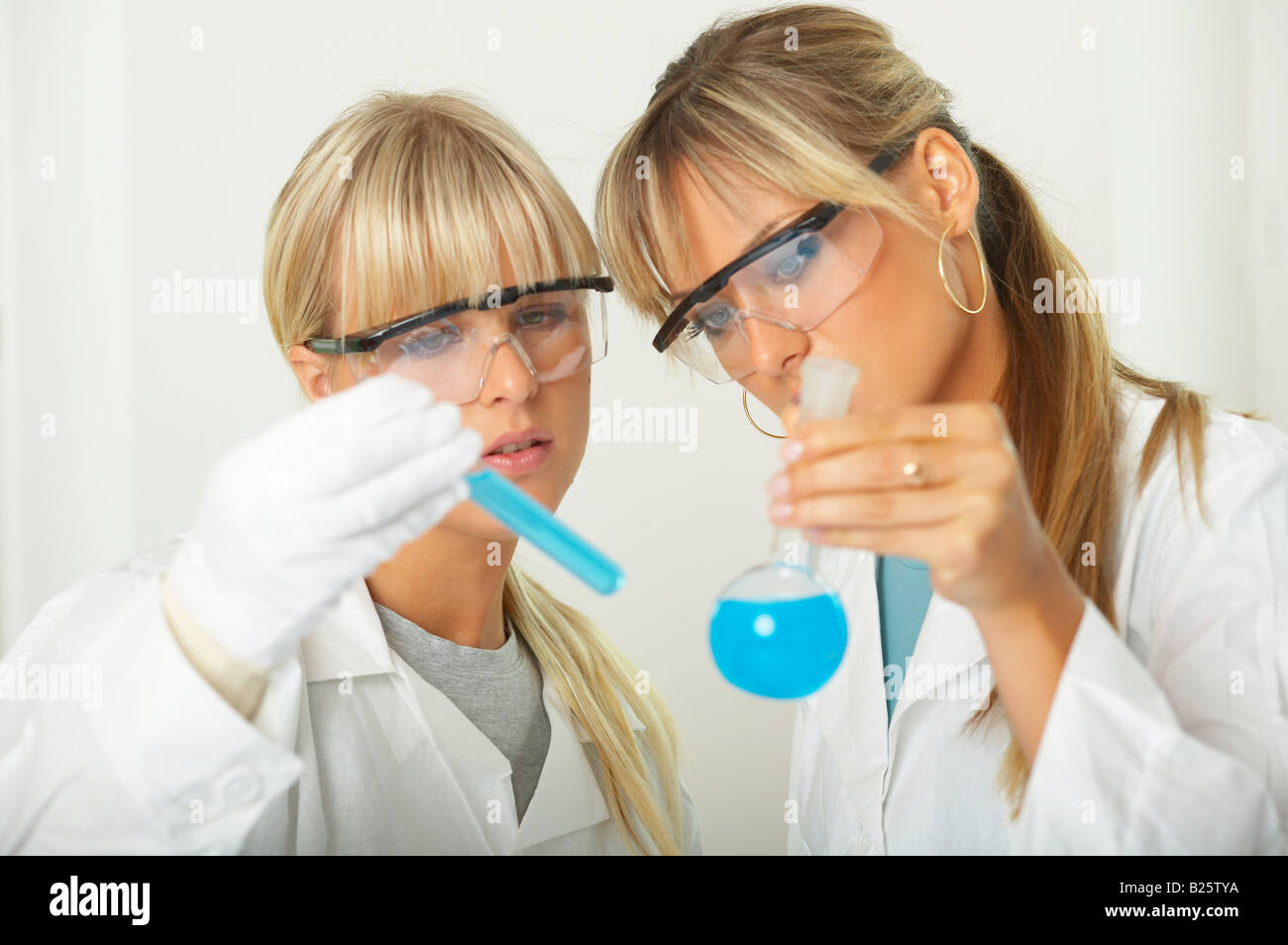 Female lab workers testing and experimenting Stock Photo - Alamy