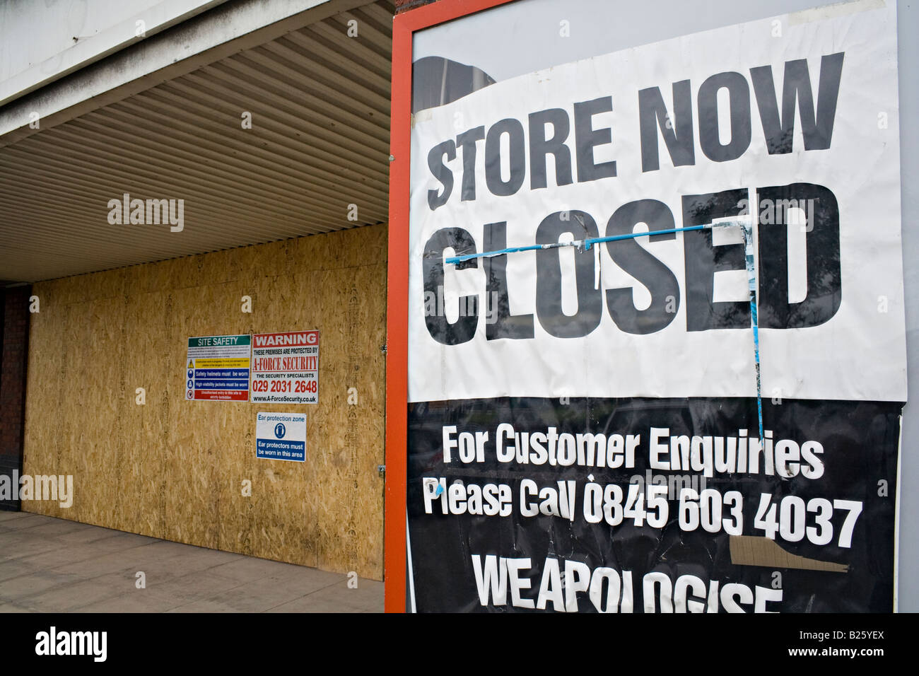 Sign england store closed hi-res stock photography and images - Alamy