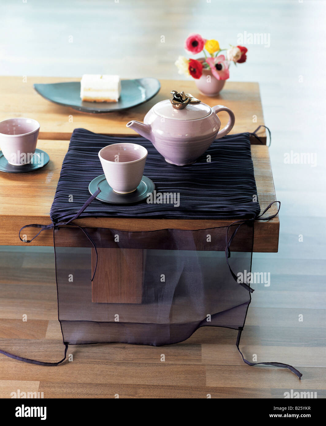 Japanese table setting teapot hi-res stock photography and images - Alamy