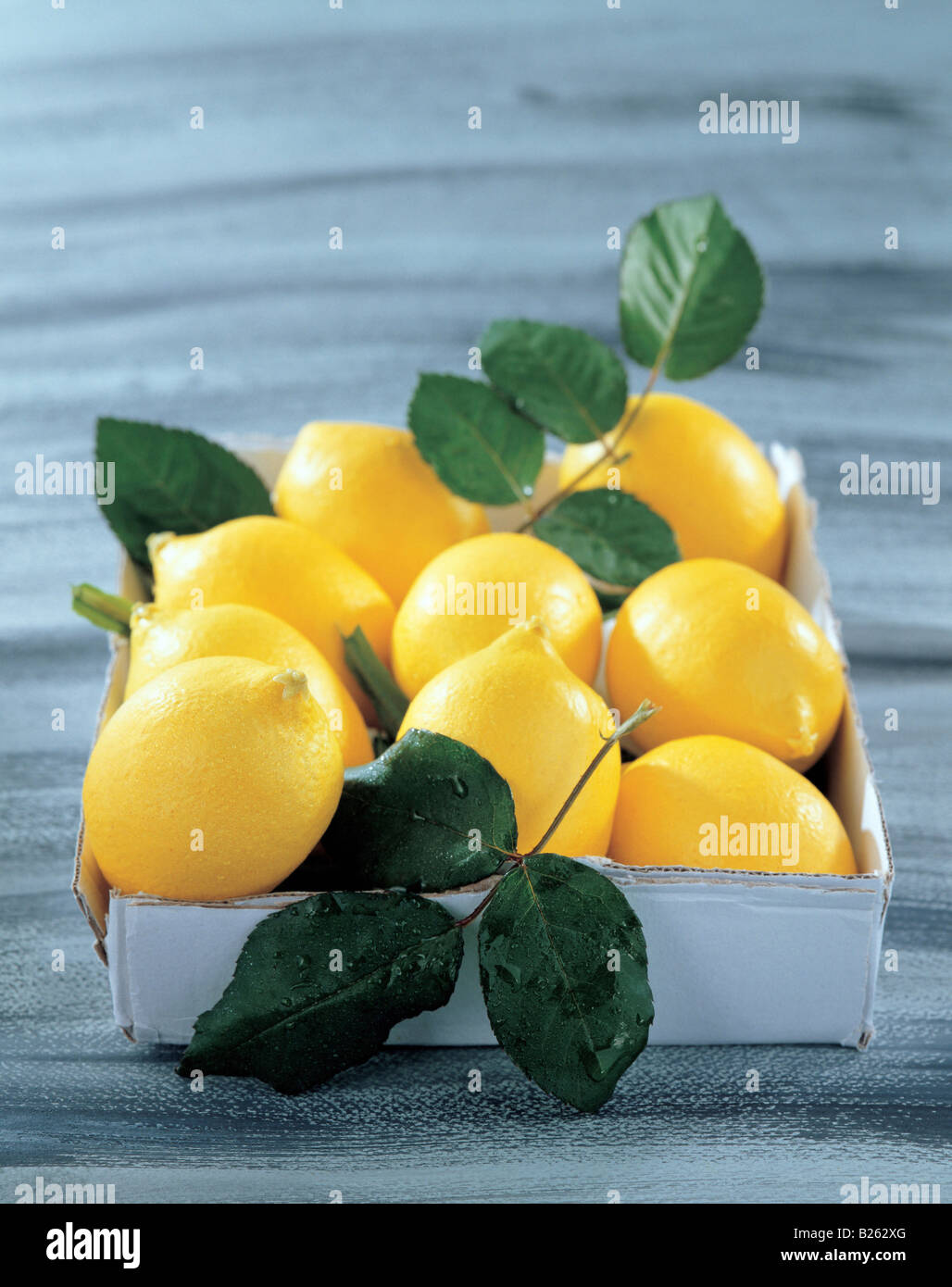 A box of lemons Stock Photo - Alamy