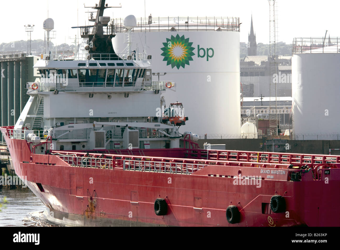 Aberdeen oil rigs hi-res stock photography and images - Alamy