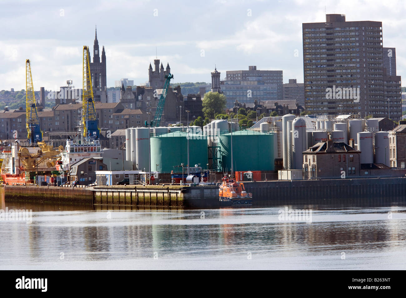 Aberdeen oil rigs hi-res stock photography and images - Alamy