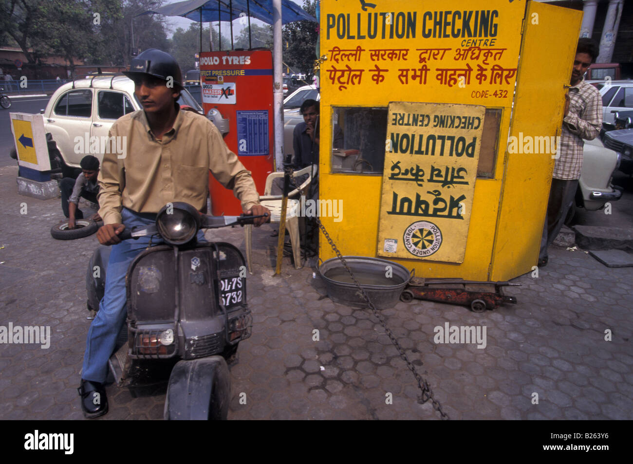 Pollution checking centre for vehicles Stock Photo - Alamy