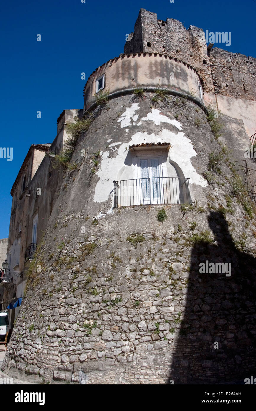 Embrasures in castle wall hi-res stock photography and images - Alamy