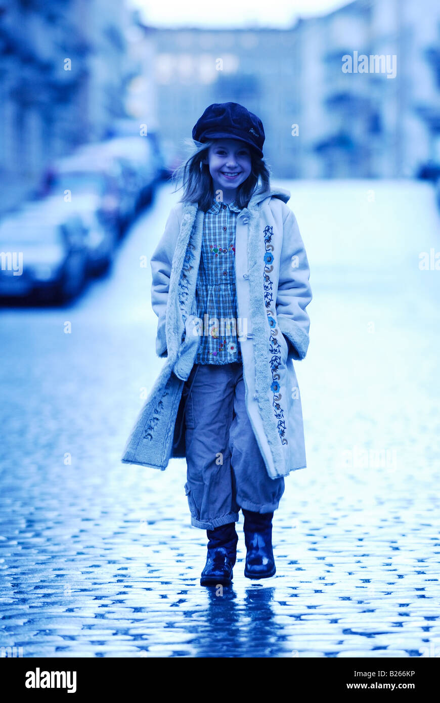 Small girl in the street hi-res stock photography and images - Alamy
