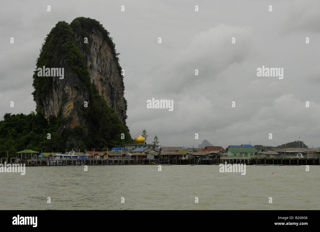 Floating island village hi-res stock photography and images - Alamy