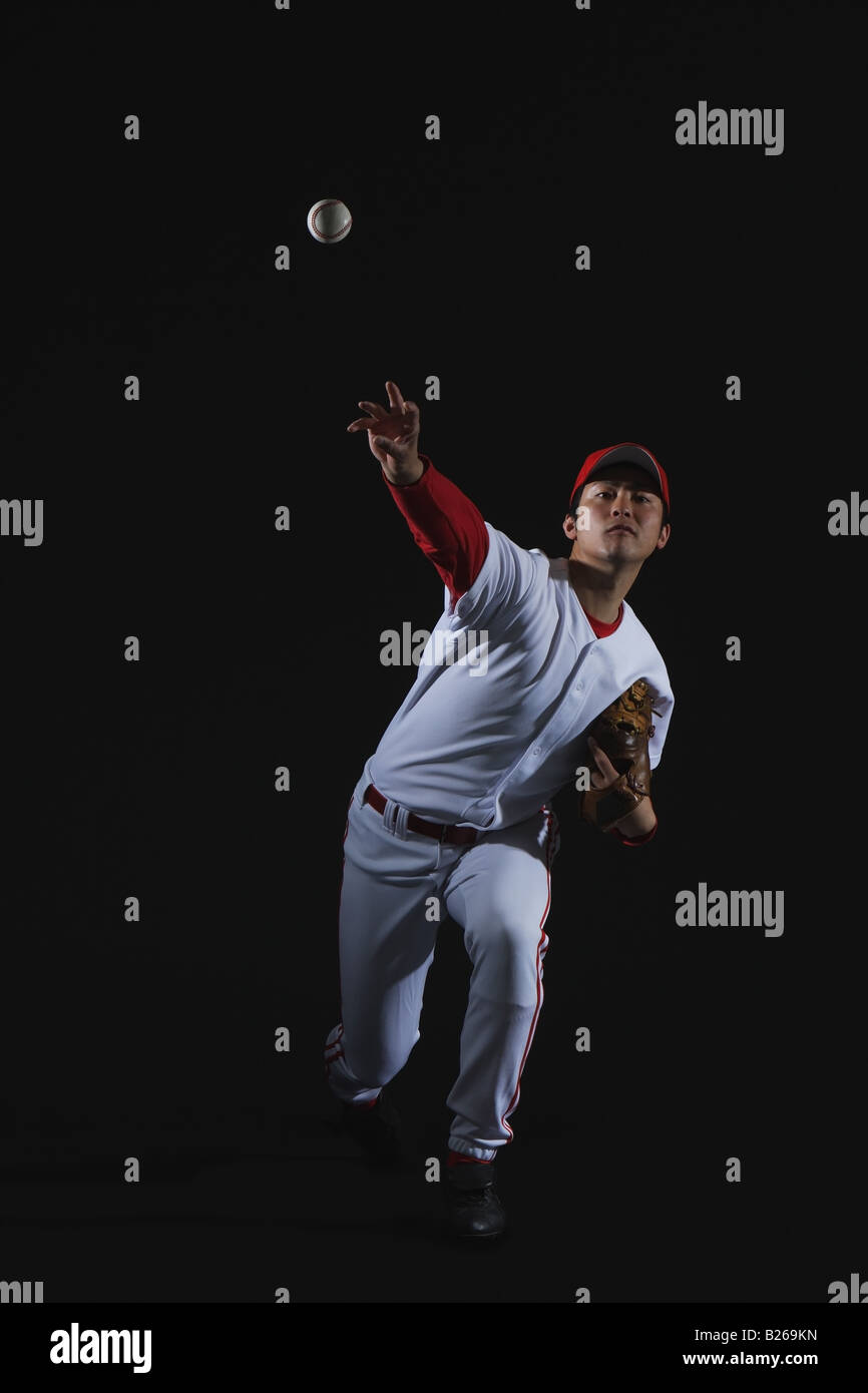 Pitcher throwing baseball hi-res stock photography and images - Alamy