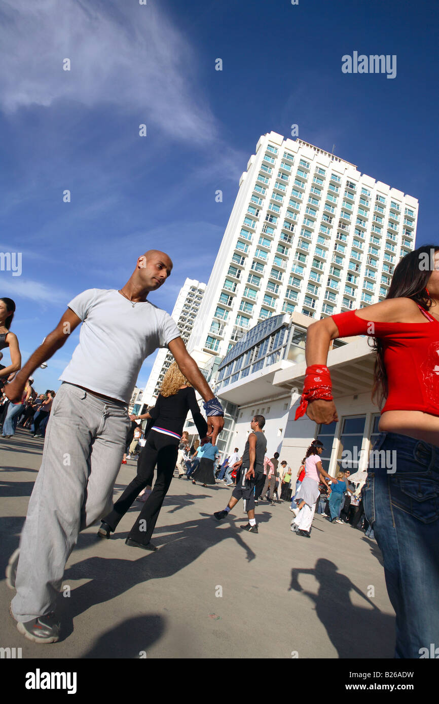 Folk dancing on the Promenade Tayelet, Tel Aviv, Israel Stock Photo - Alamy