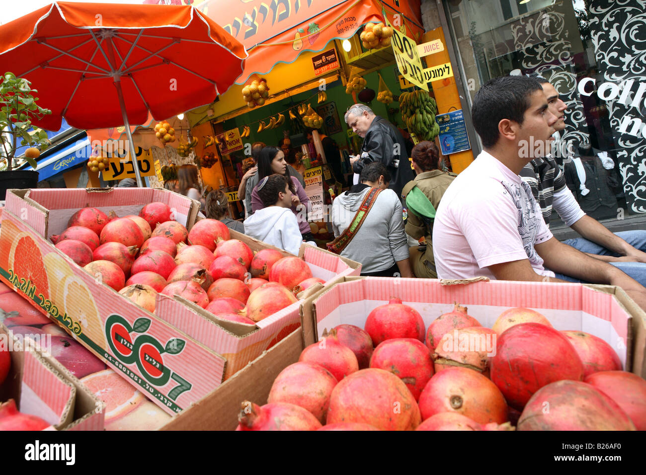 Israel tel aviv fruit juice stall hi-res stock photography and images ...