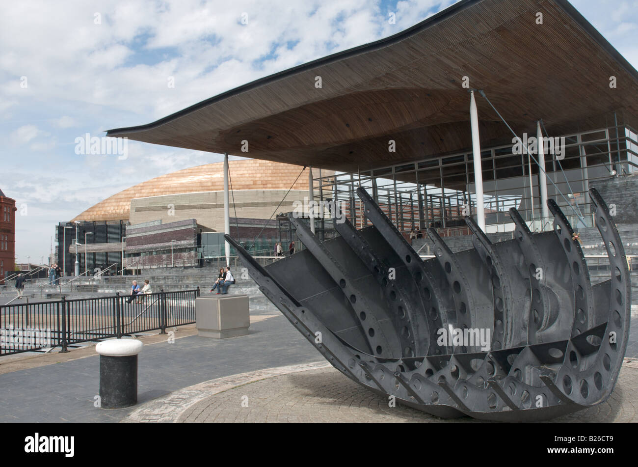 Cardiff Bay Senedd with Merchant Seamen Memorial in foreground Stock ...