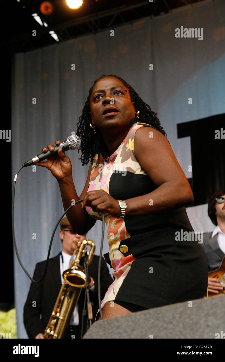 Sharon Jones and the Dap Kings Stock Photo - Alamy