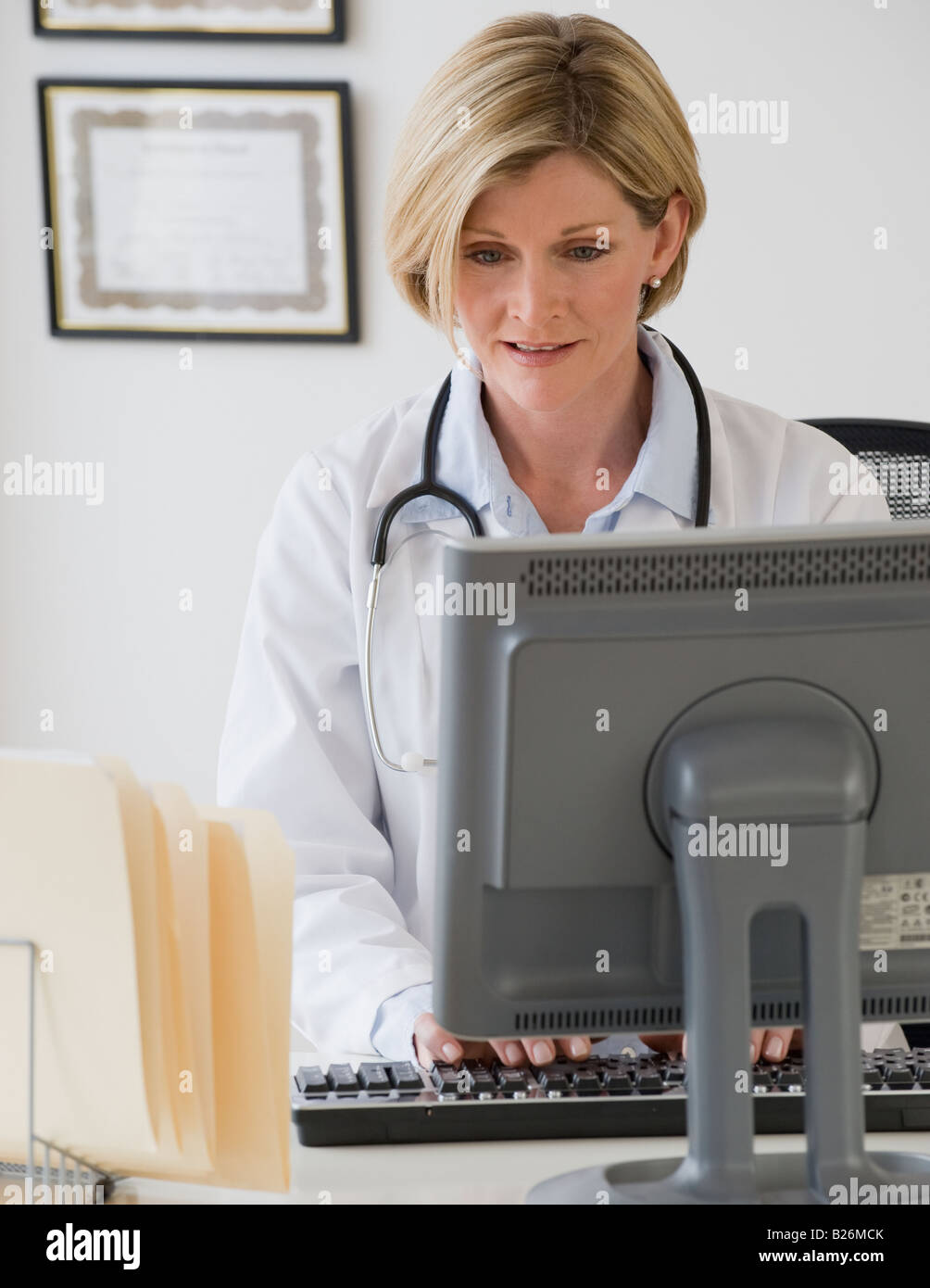 Female doctor computer hi-res stock photography and images - Alamy