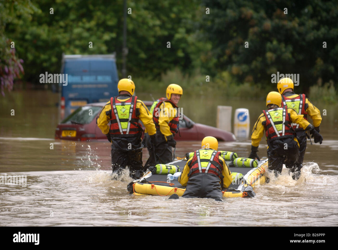 A FLOOD RESCUE TEAM SET OFF TO CHECK VEHICLES STUCK IN FLOODWATER IN ...