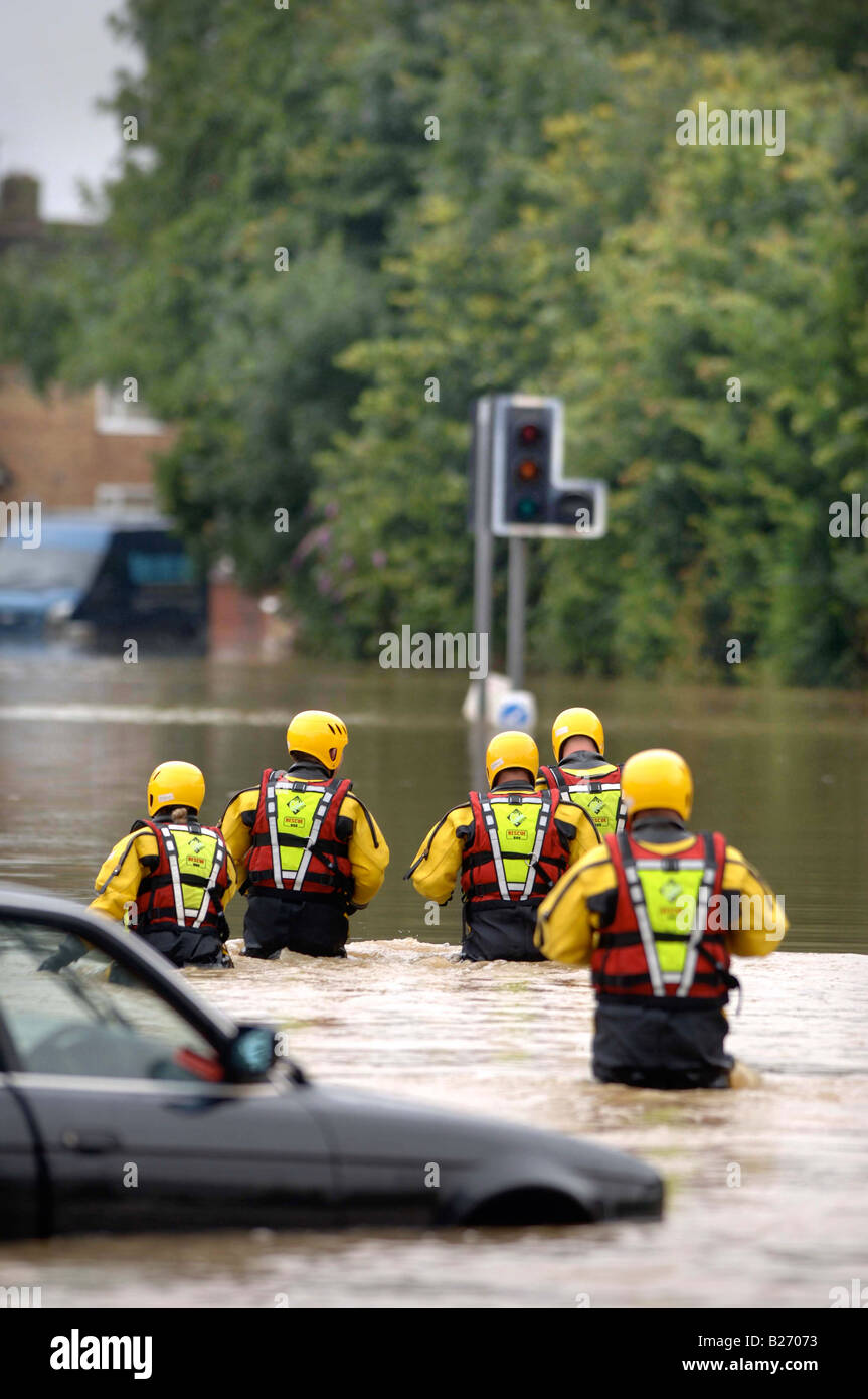 A FLOOD RESCUE TEAM SET OFF TO CHECK VEHICLES STUCK IN FLOODWATER IN ...