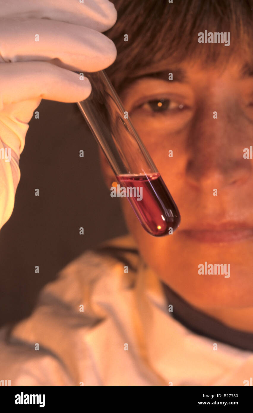 FEMALE LAB WOKER STUDYING REACTION IN TEST TUBE Stock Photo - Alamy