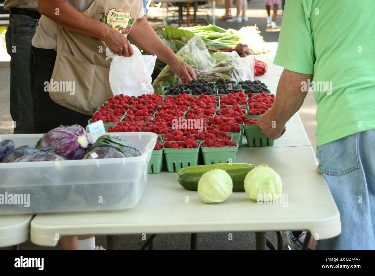 Produce stand at farmers' market Stock Photo - Alamy