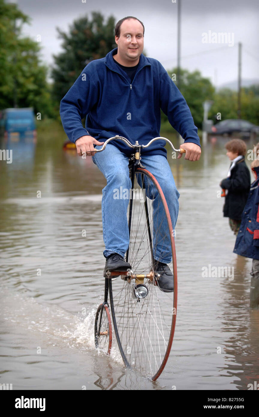 Weather floods car water cyclist hi-res stock photography and images ...
