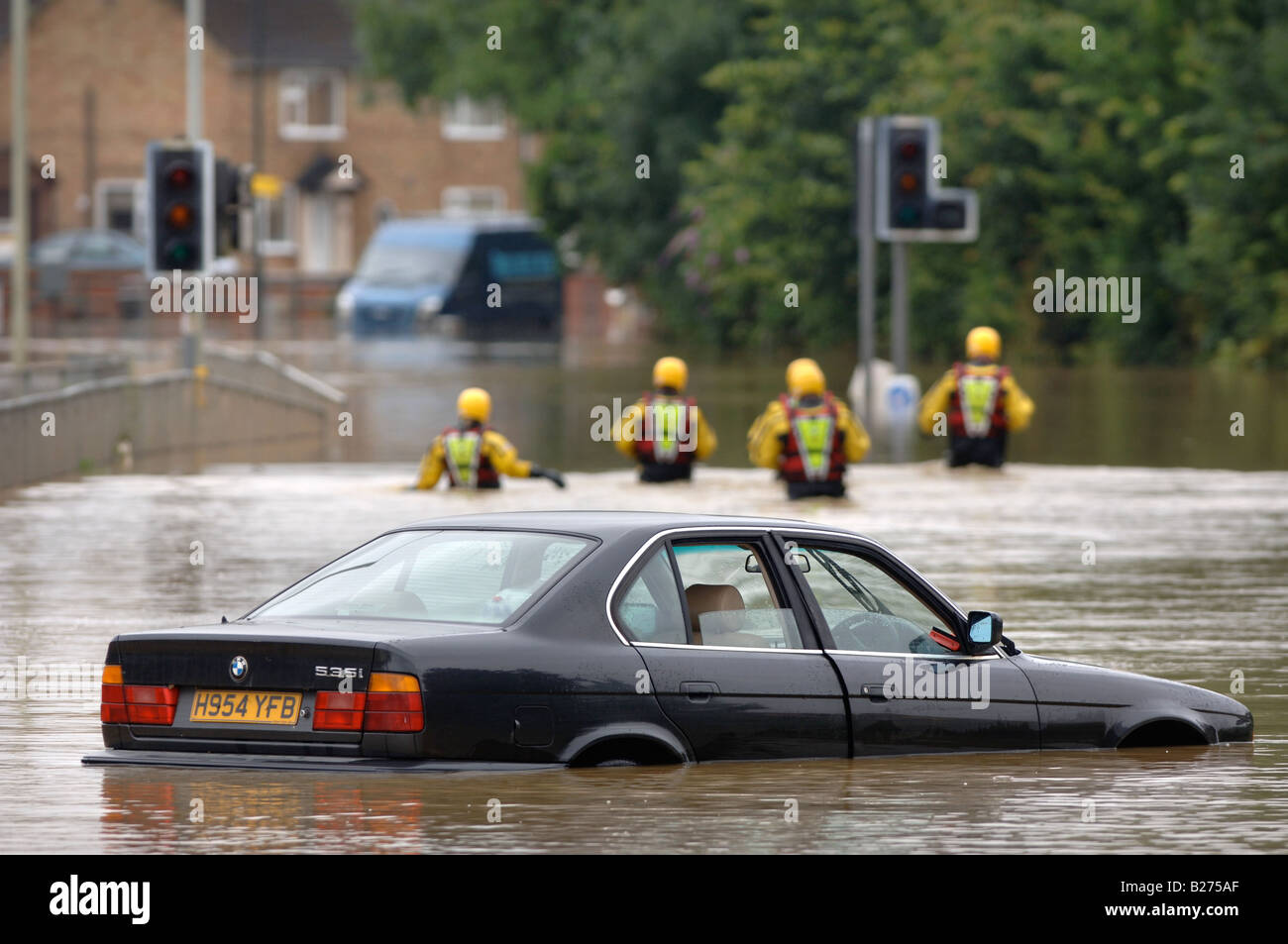 A FLOOD RESCUE TEAM SET OFF TO CHECK VEHICLES STUCK IN FLOODWATER IN ...