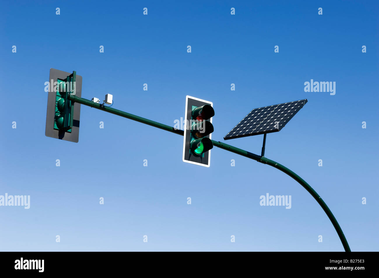 Solar powered traffic light Stock Photo - Alamy