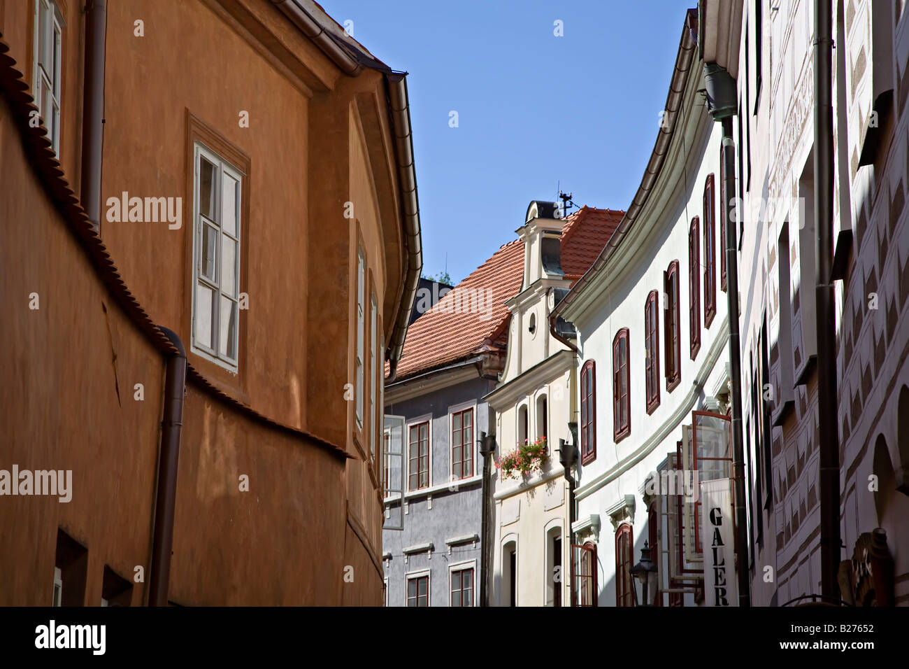 Curved street hi-res stock photography and images - Alamy
