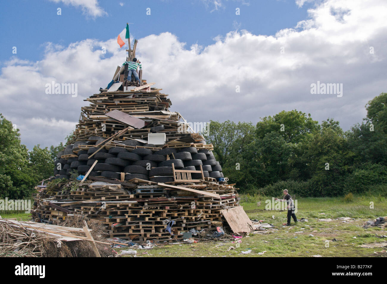 Large bonfire built from pallets hi-res stock photography and images ...