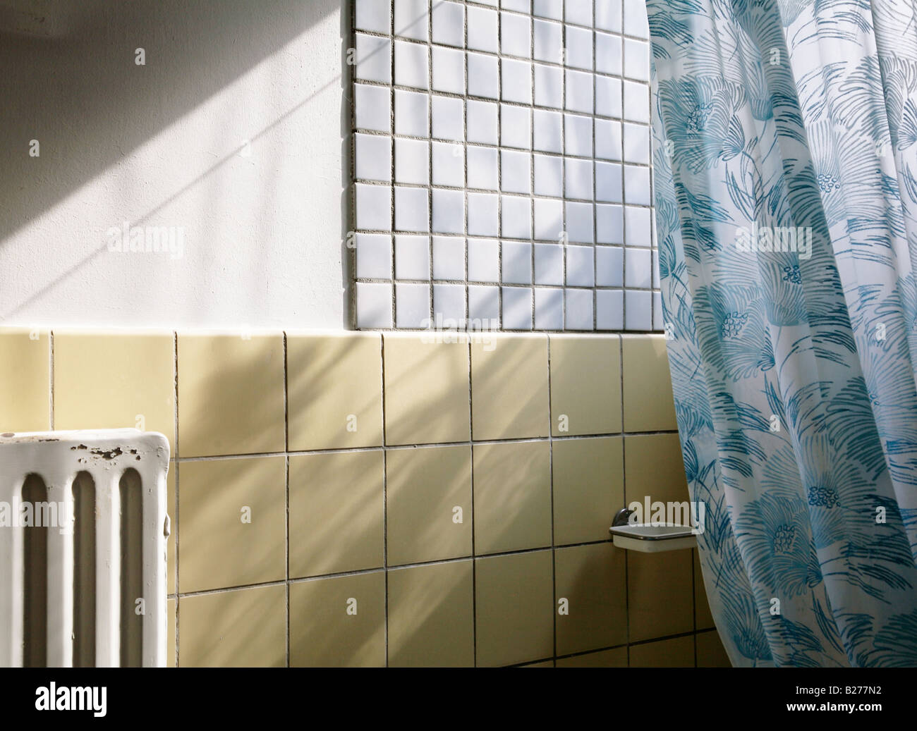 Old fashioned retro bathroom hi-res stock photography and images - Alamy