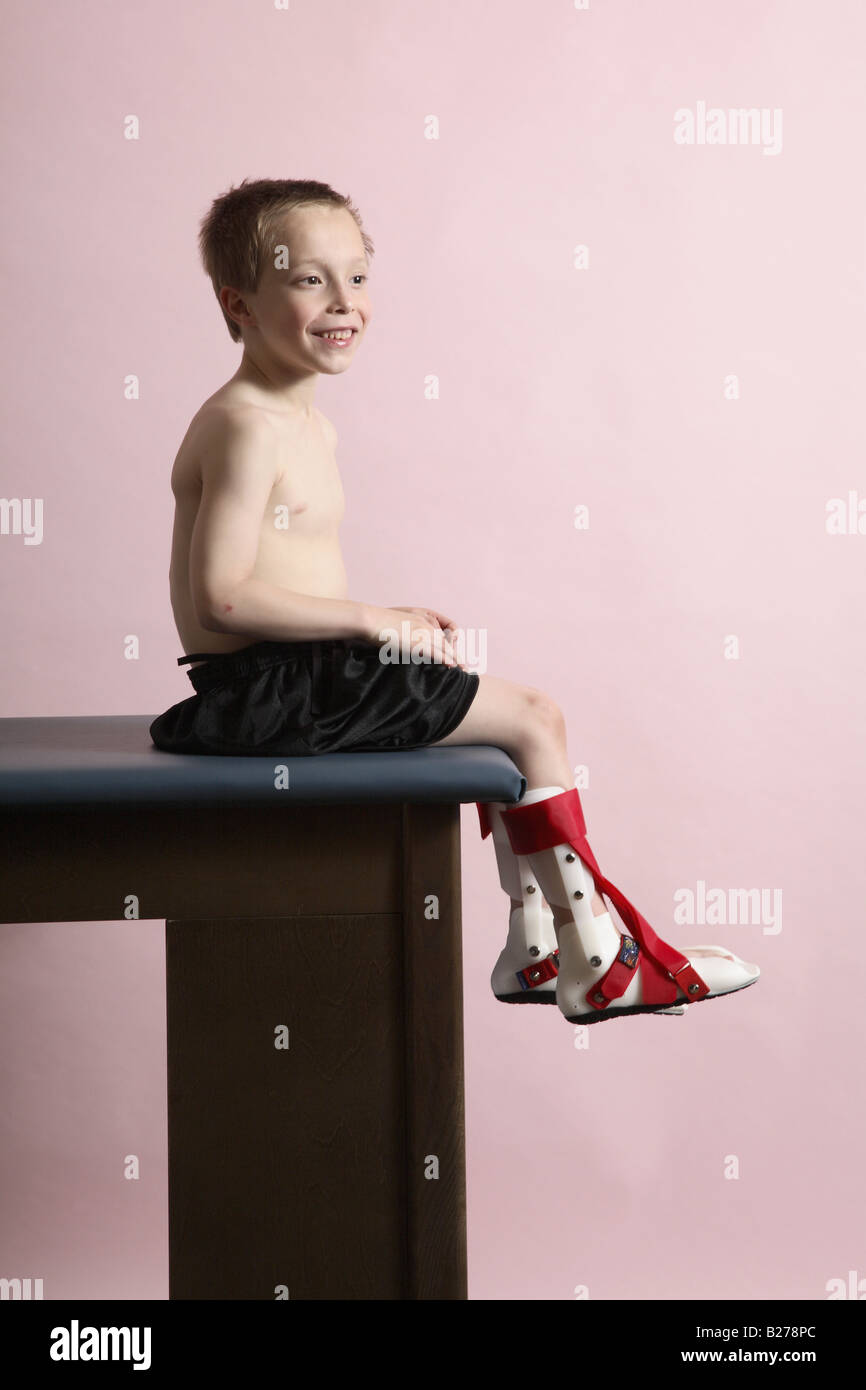 young boy with leg braces Stock Photo - Alamy