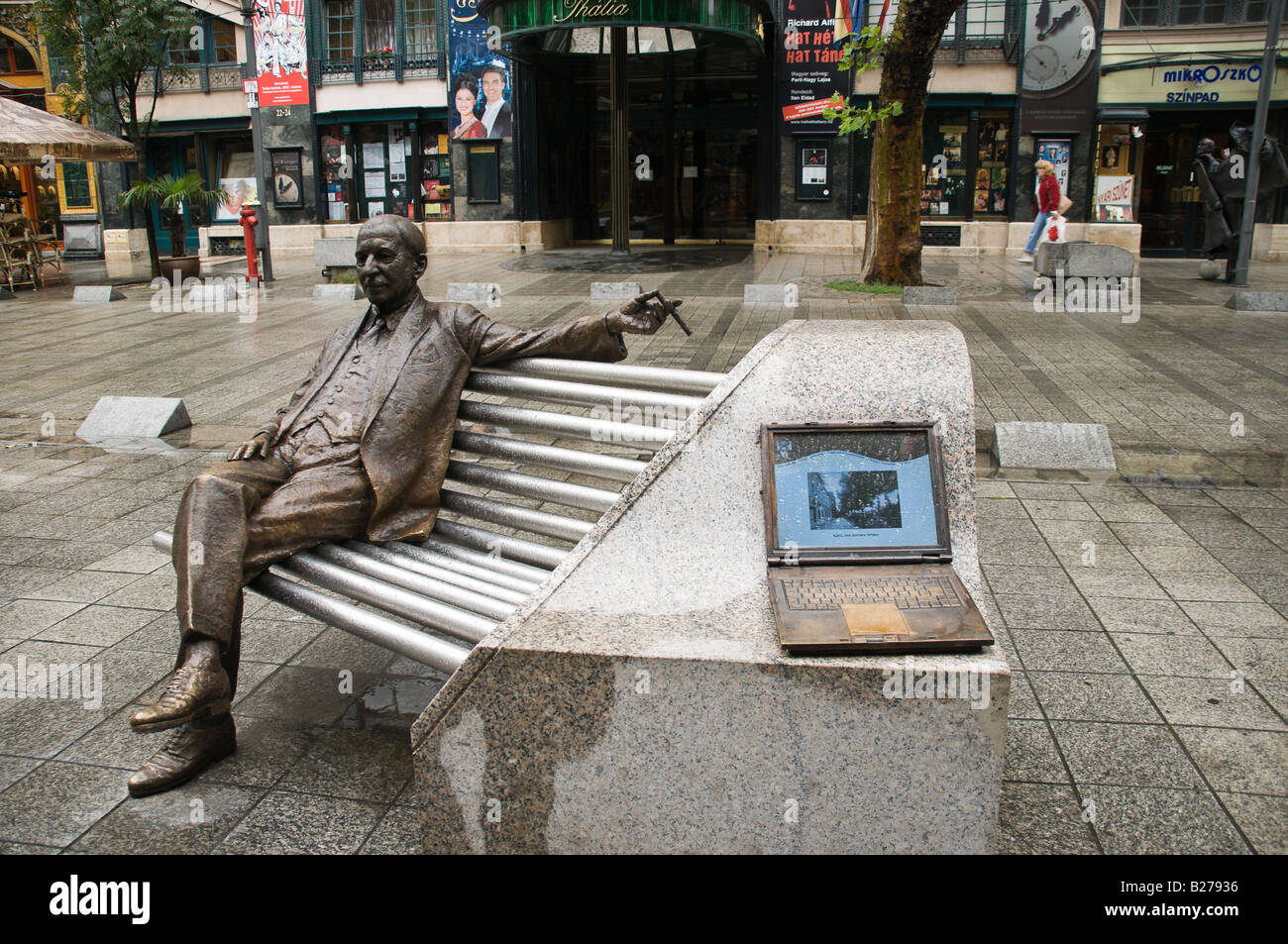 Bronze sculpture of Hungarian Actor Imre Kálmán outside the Operett ...