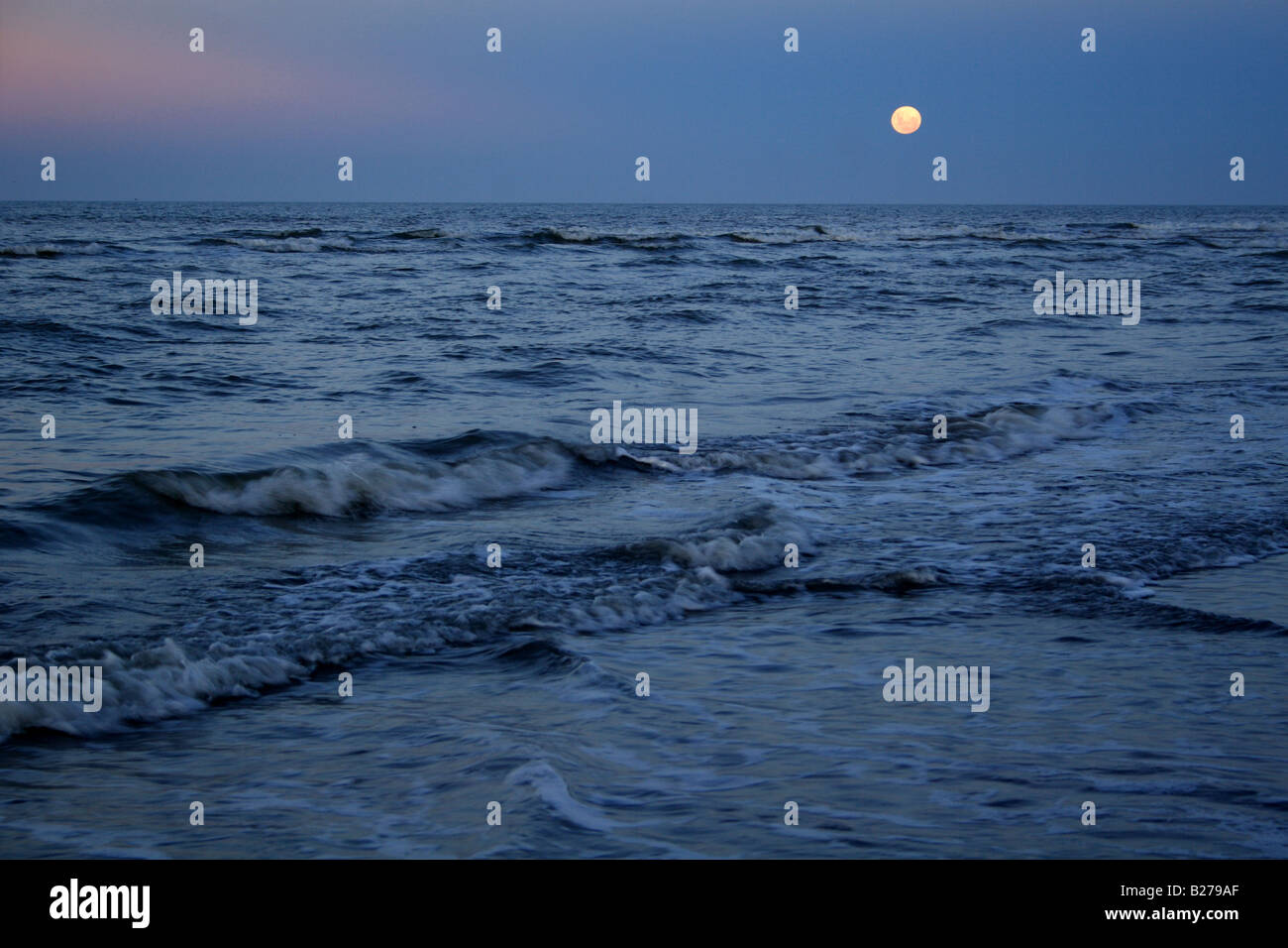 Moon rising over the sea 6 Stock Photo - Alamy