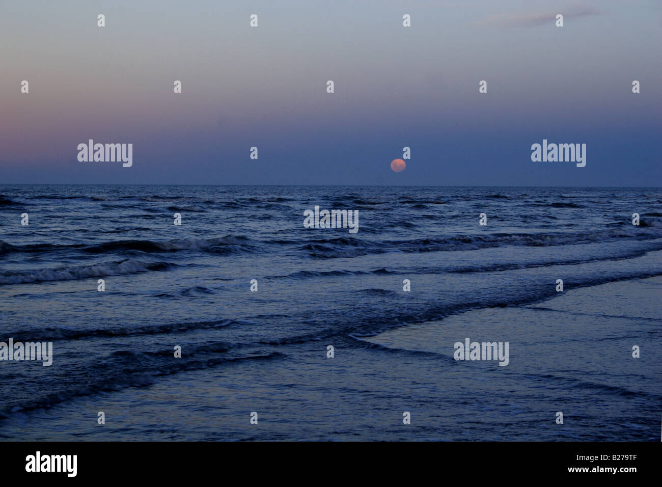 Moon rising over the sea 2 Stock Photo - Alamy