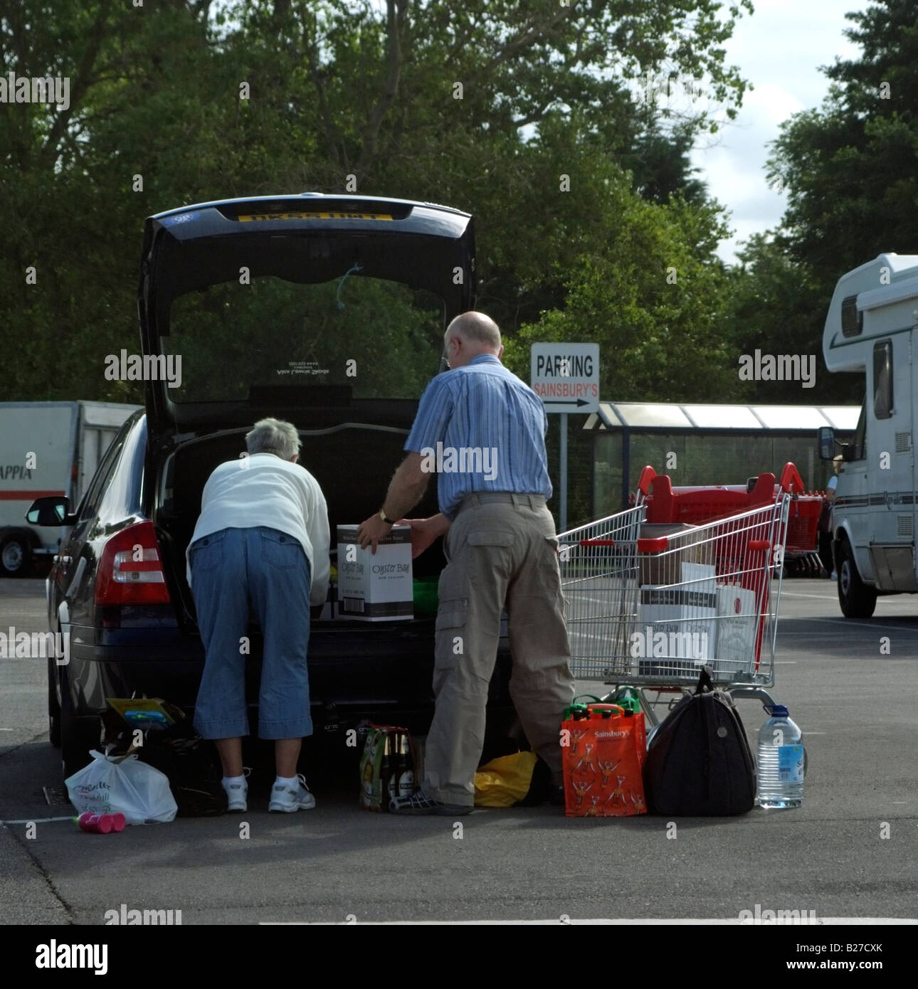 Supermarket car park and woman hi-res stock photography and images - Alamy