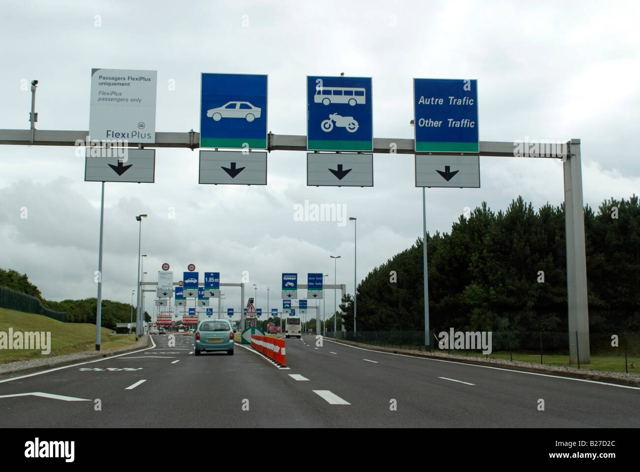 Eurotunnel route to boarding train shuttle signage Stock Photo - Alamy