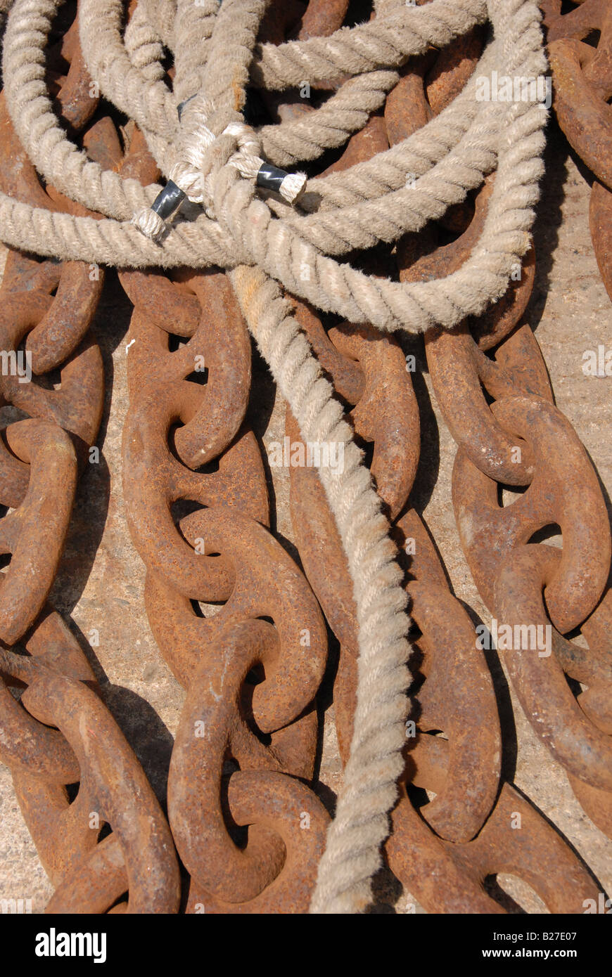 Rusty chain and rope Stock Photo - Alamy