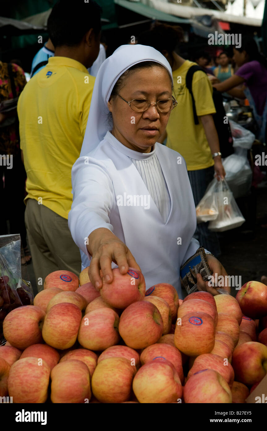 Buddhist nun thailand hi-res stock photography and images - Alamy