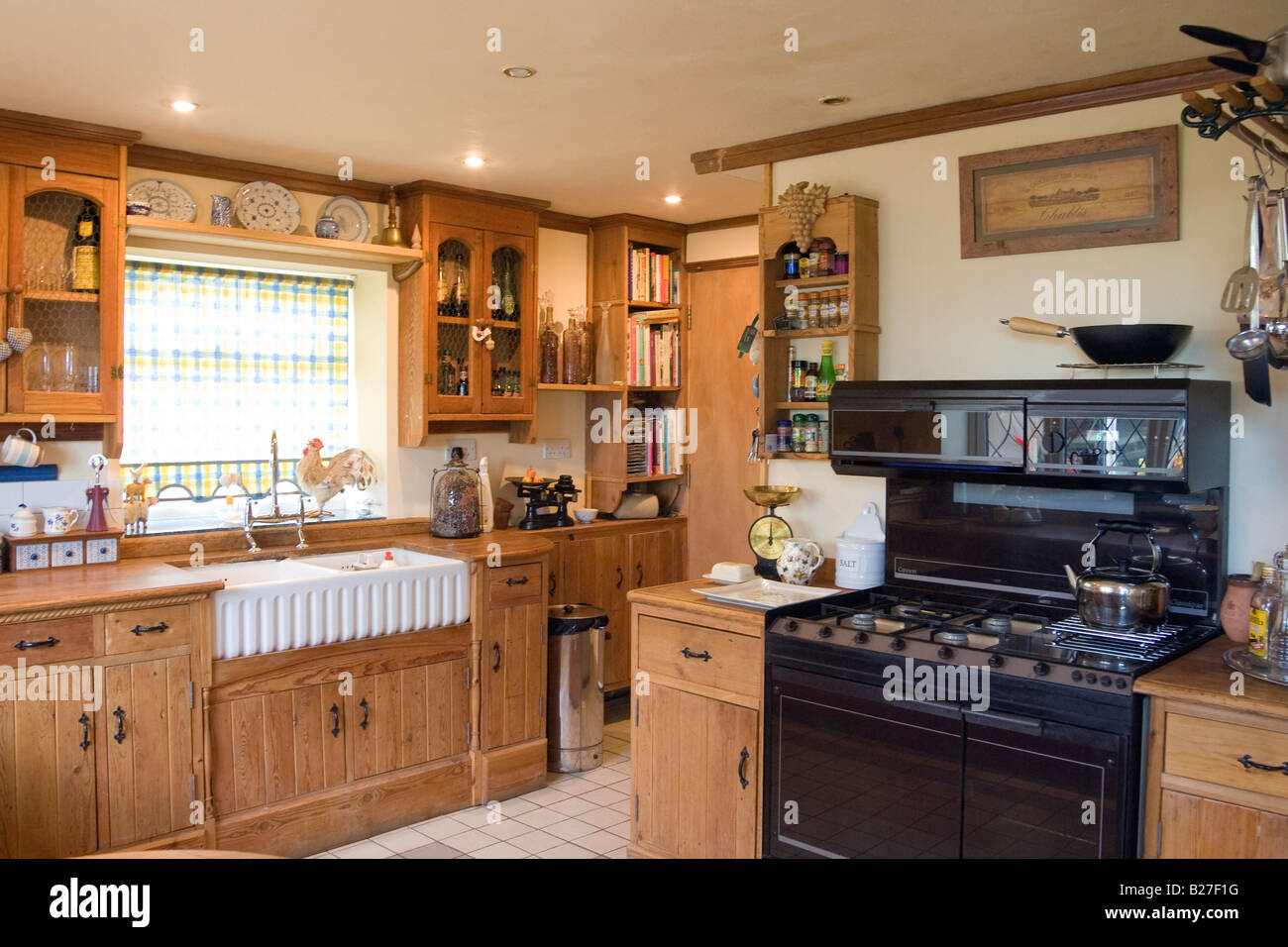 traditional country style kitchen with large range cooker Stock Photo ...